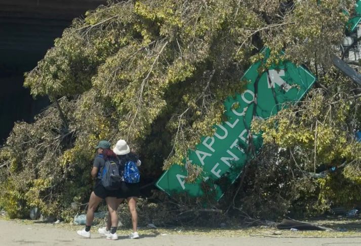 La Jornada Maya | Nacional | La Jornada | Salen de Acapulco 263 extranjeros tras paso de 'Otis'