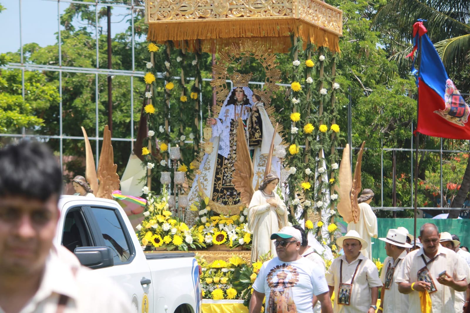 La Jornada Maya | Campeche | La Jornada Maya | Miles acompañan a la Virgen del Carmen por tierra