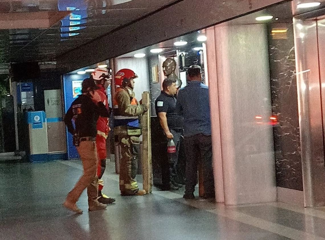 La Jornada Maya | Nacional | La Jornada | CDMX: Rescatan a 12 personas atrapadas en elevador de ...